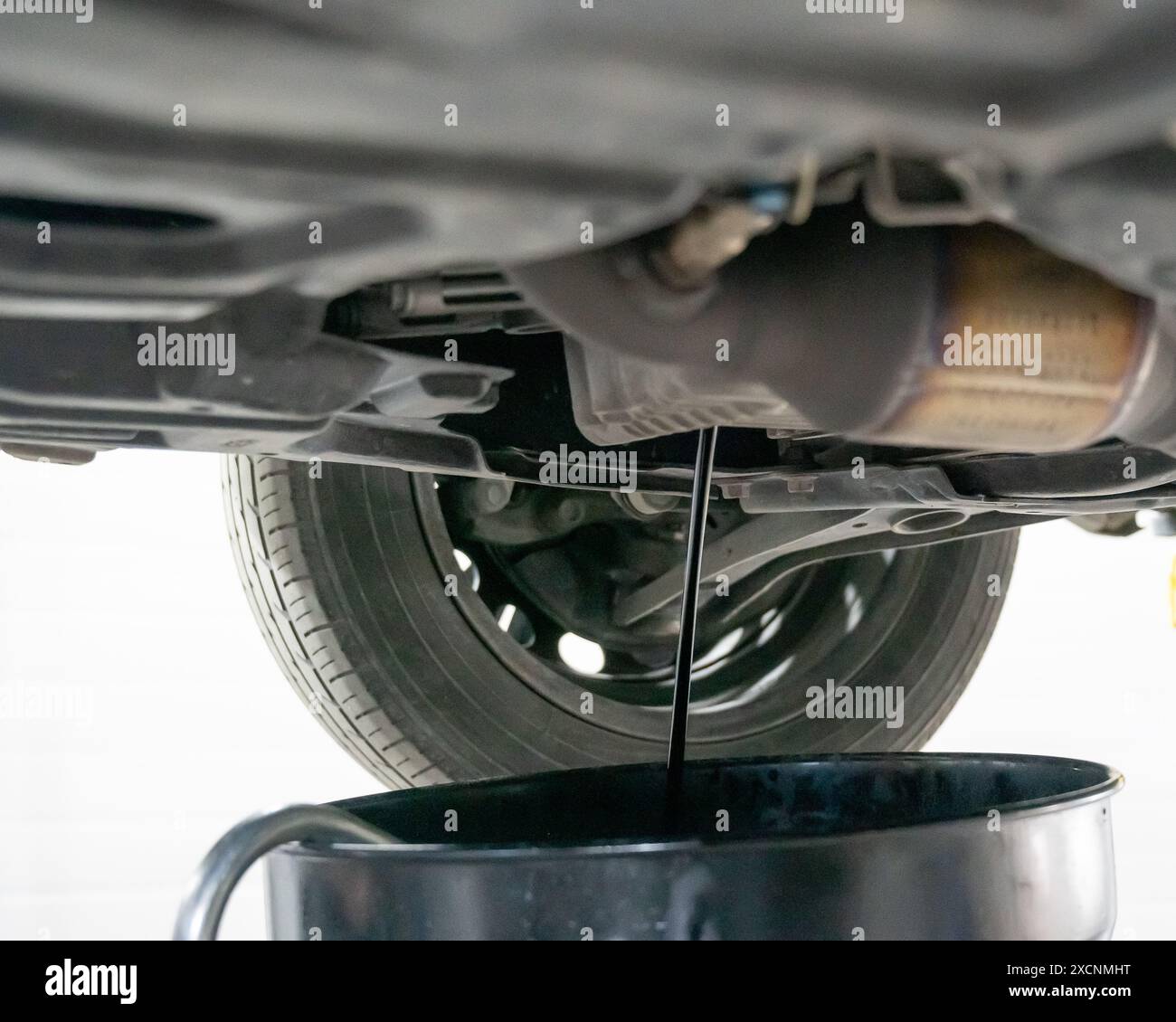 Mechanic removing replacing car hi-res stock photography and images - Alamy