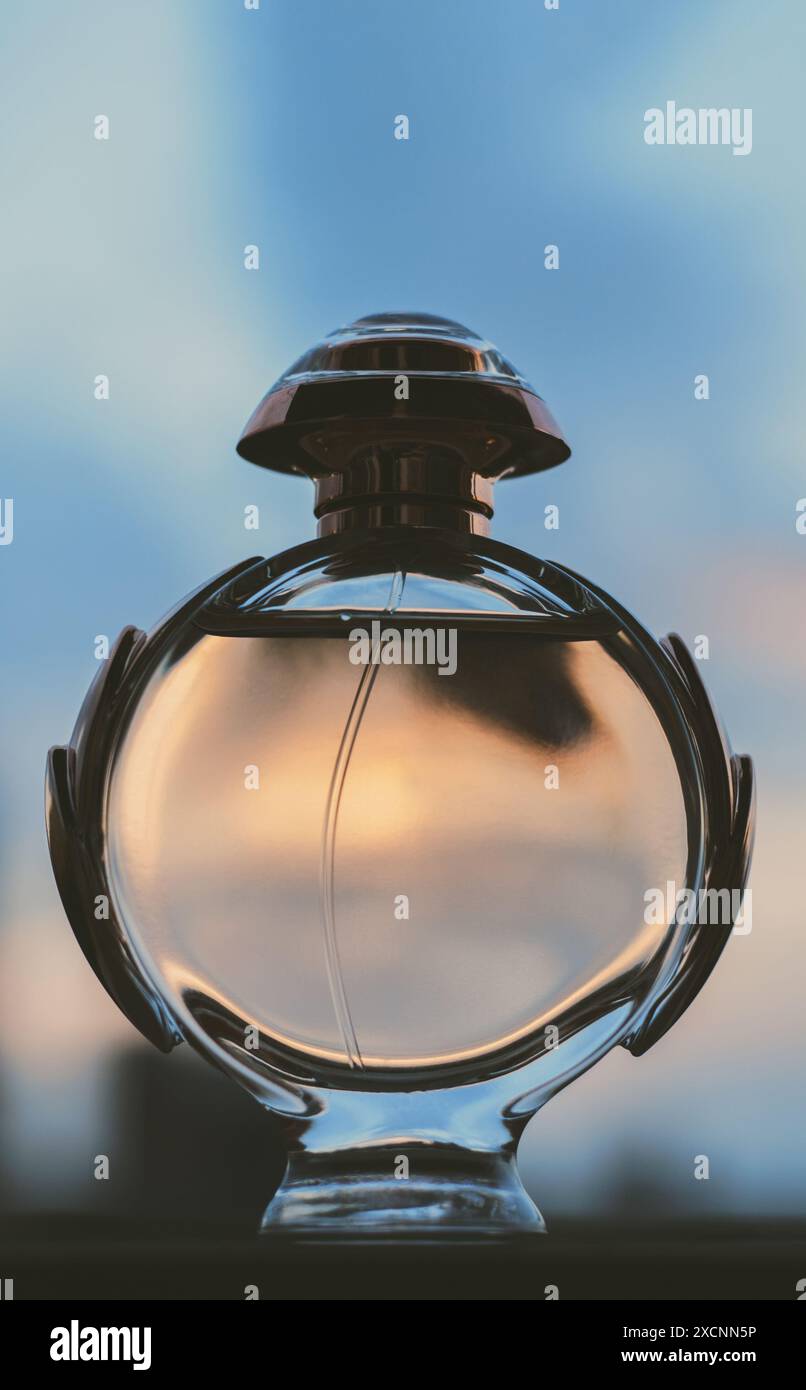 Glass bottle perfume sample hi-res stock photography and images - Alamy