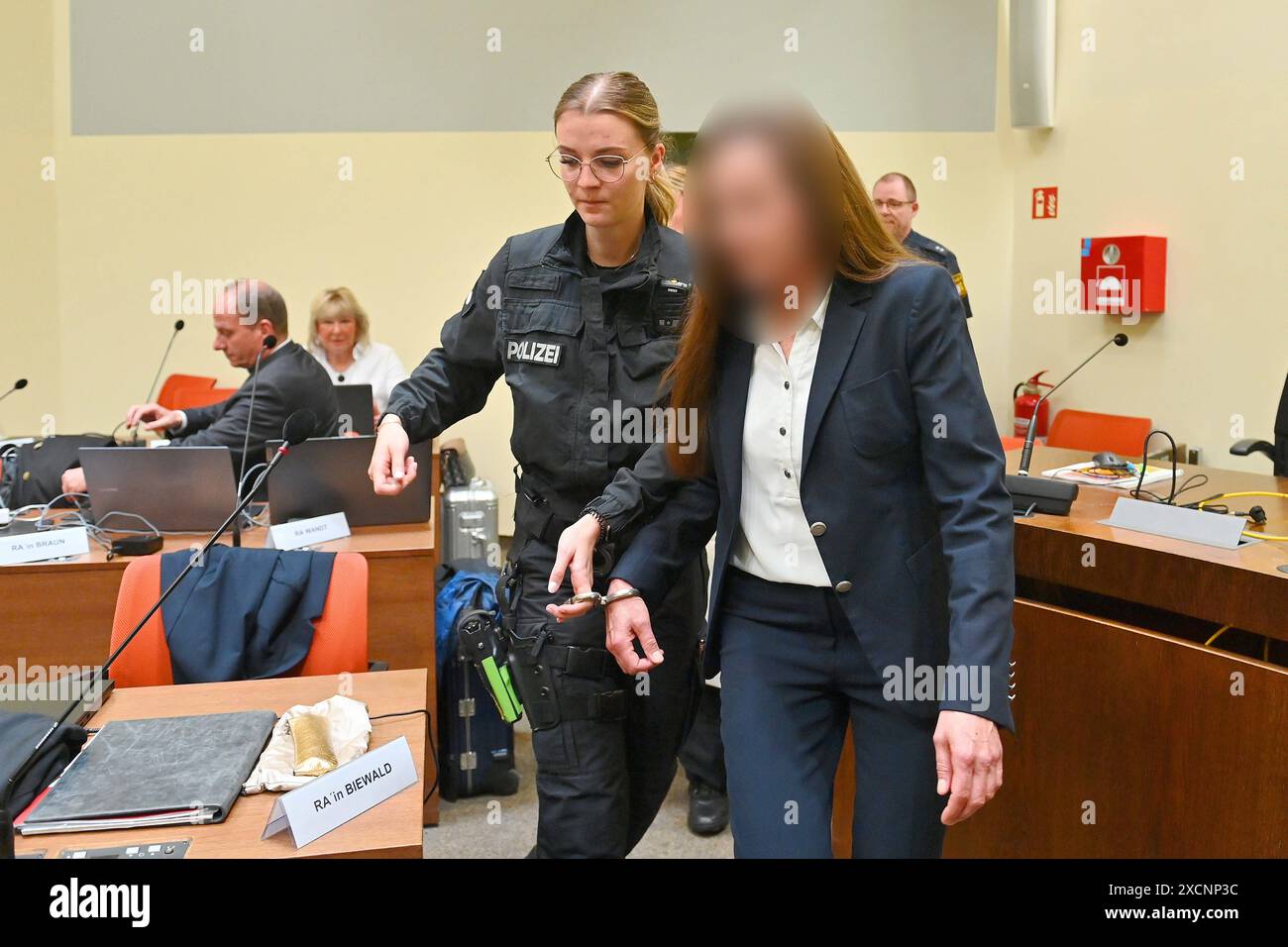 Dr. Melanie Andrea RITTER wird in den Verhandlungssaal gefuehrt ...