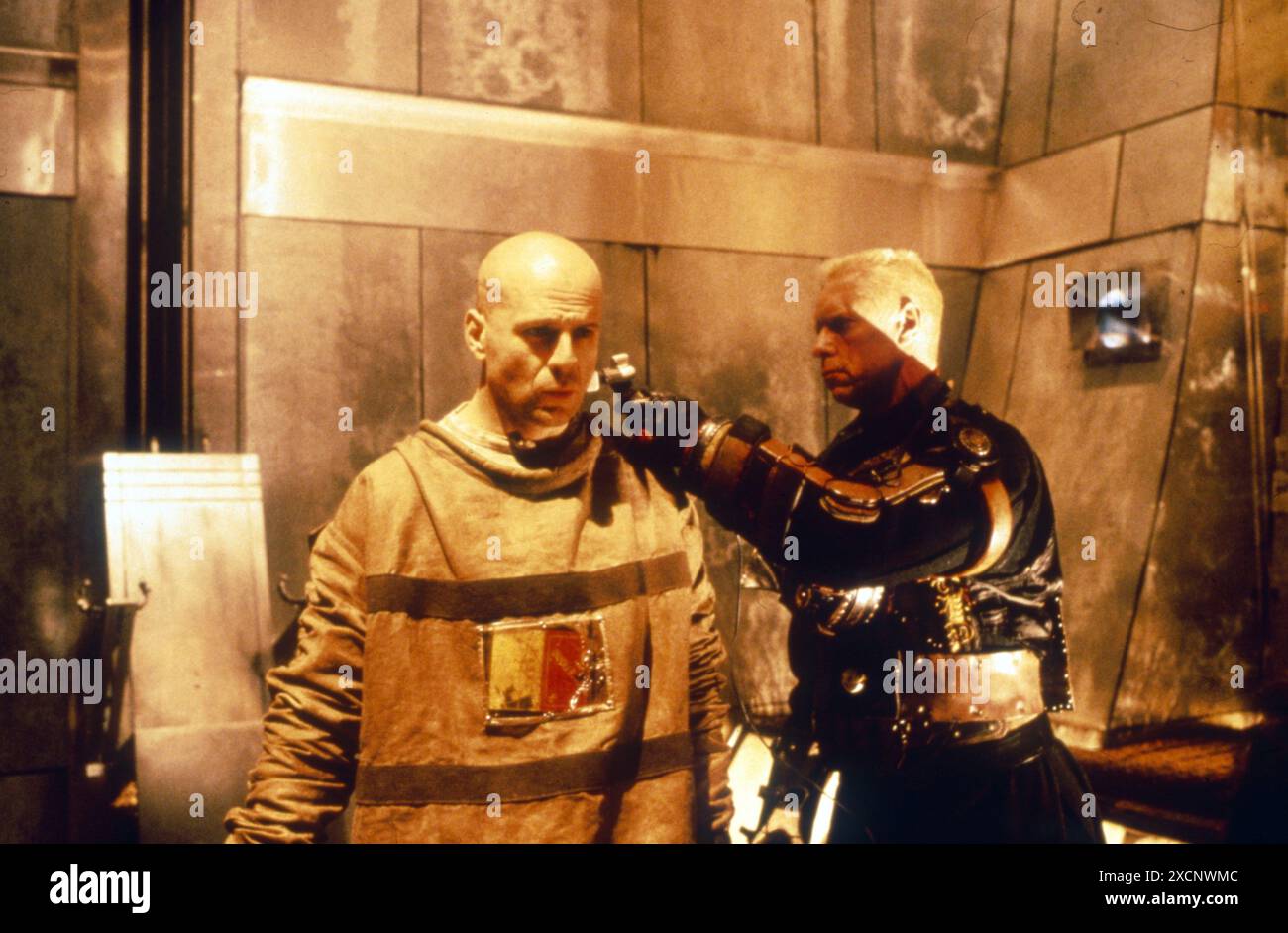 Twelve Monkeys Year : 1995 USA Director : Terry Gilliam Bruce Willis ...