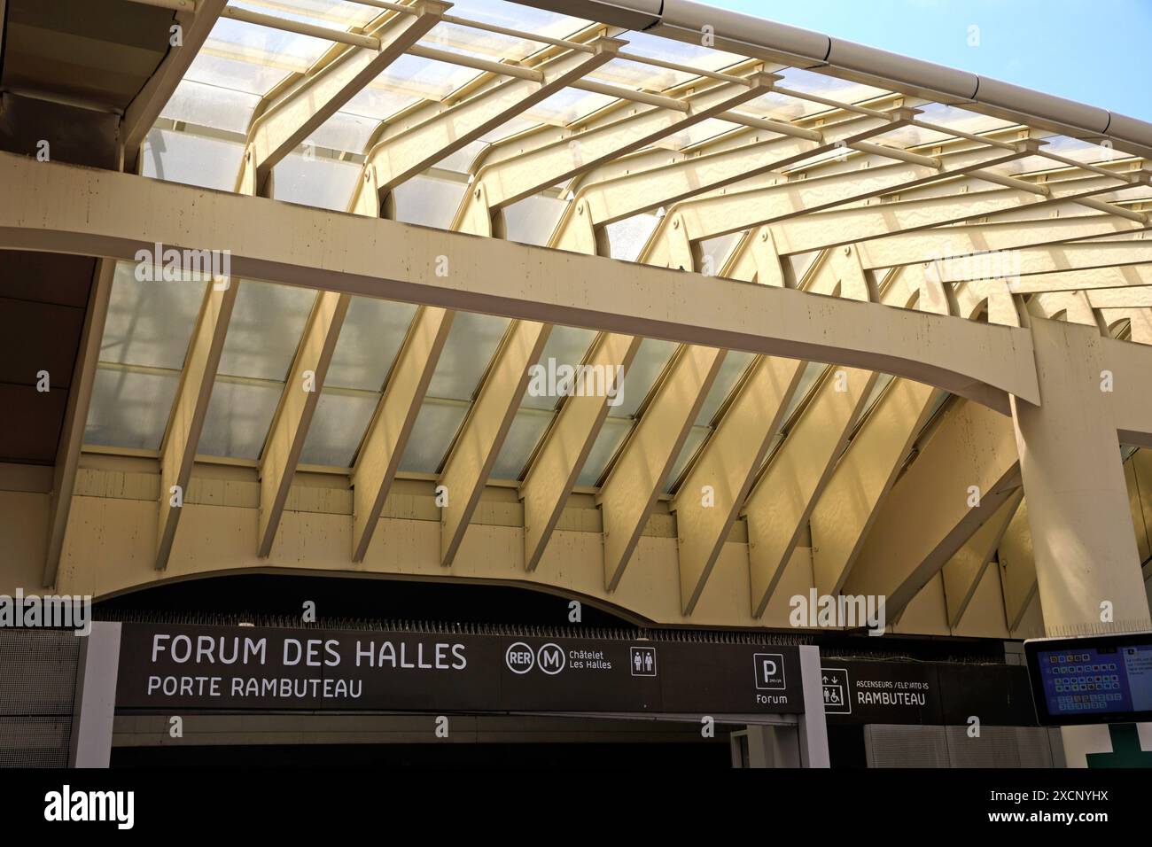 Paris 2024 signage hi-res stock photography and images - Alamy