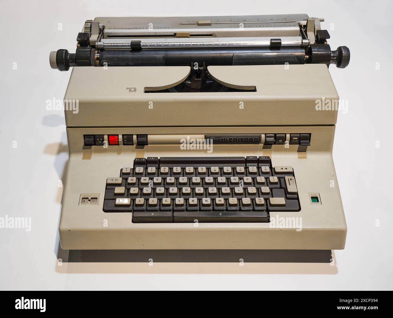 A Vintage Olivetti Typewriter. Olivetti Editor 5. 1969 Stock Photo - Alamy