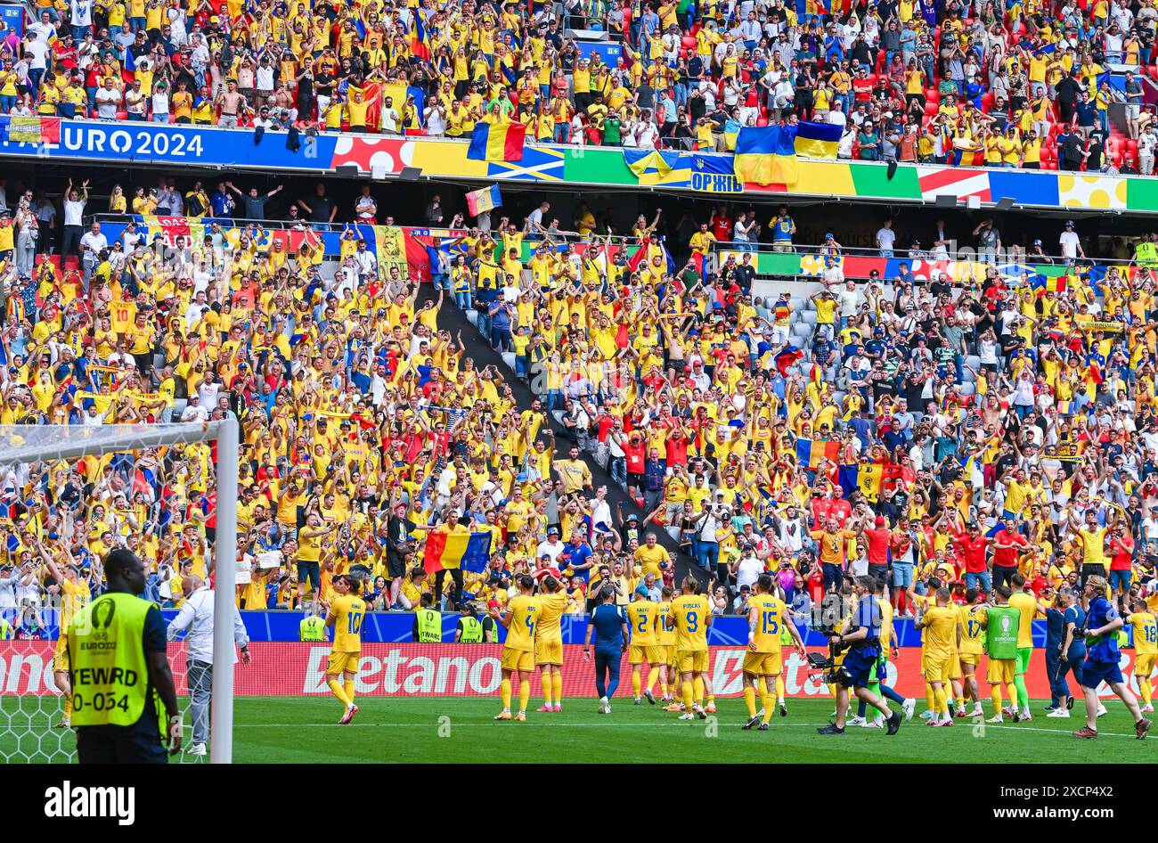 Fans und Spieler von Rumaenien bejubeln den Sieg waehrend des Spiels ...