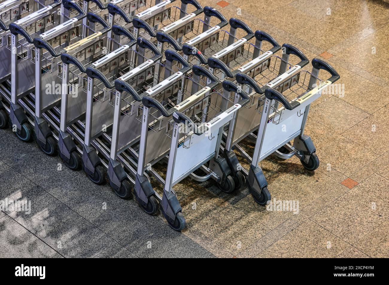 Airport trolly hi-res stock photography and images - Alamy