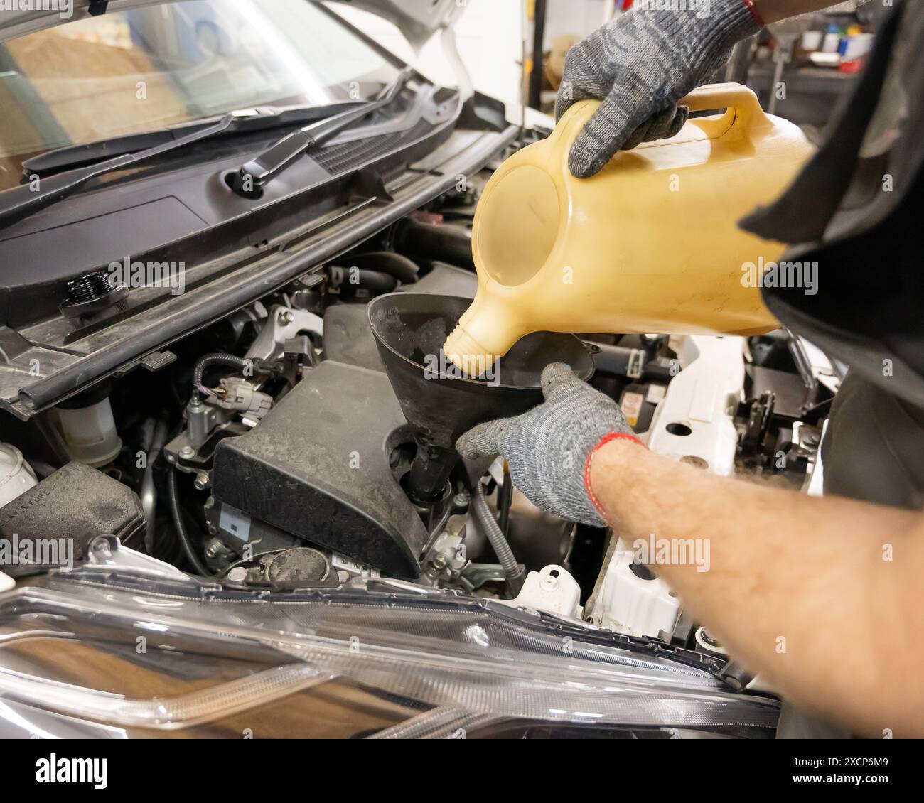 Mechanic fills hi-res stock photography and images - Alamy