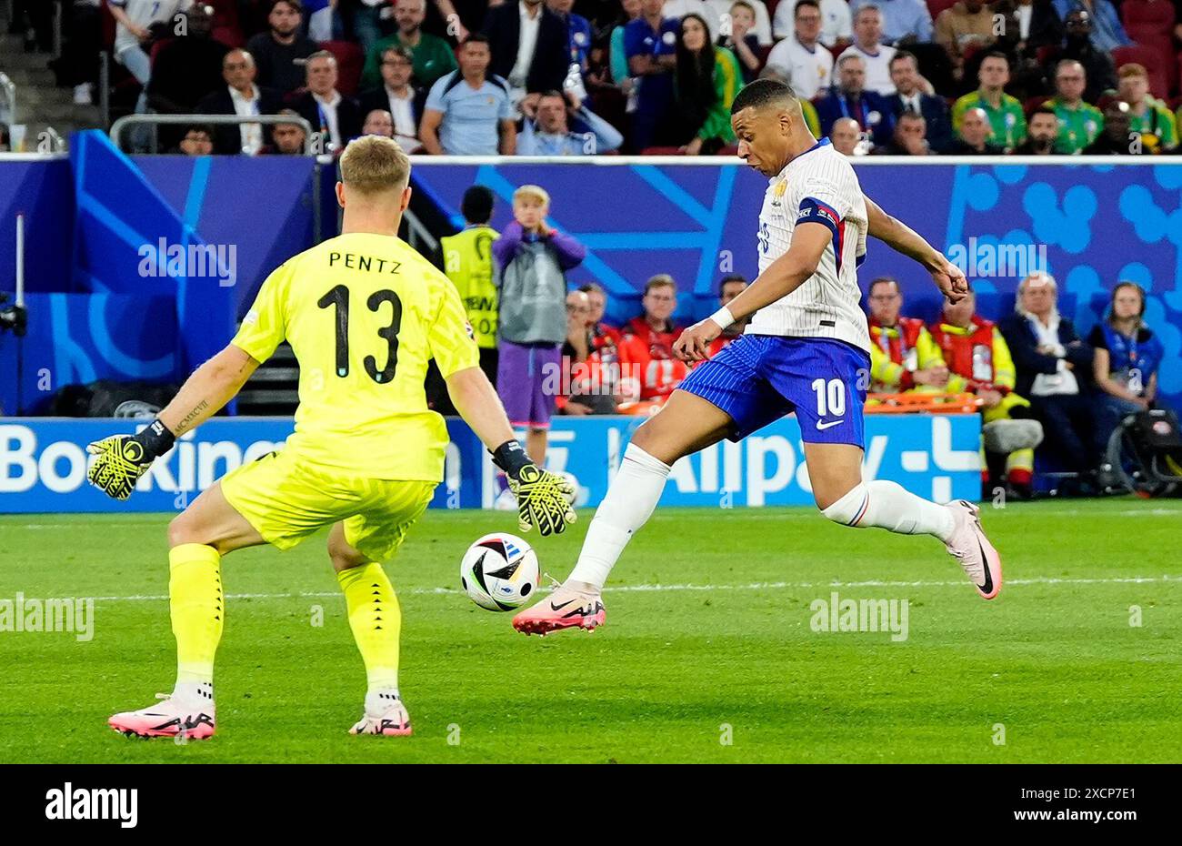 Goalkeeps hi-res stock photography and images - Alamy