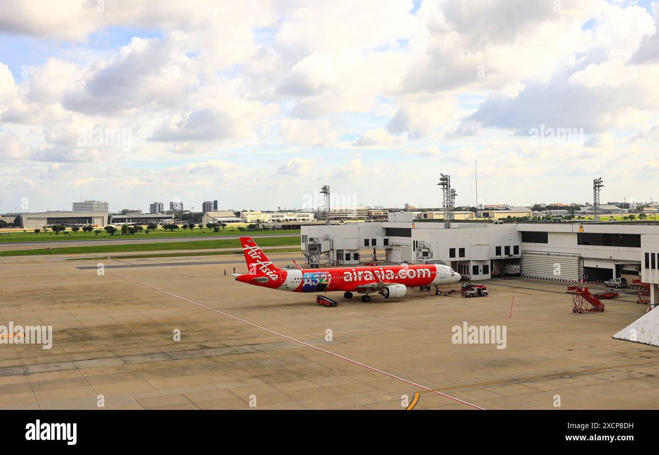 Airplane Tugs, Machine for push back the aircraft to taxiway in ground ...