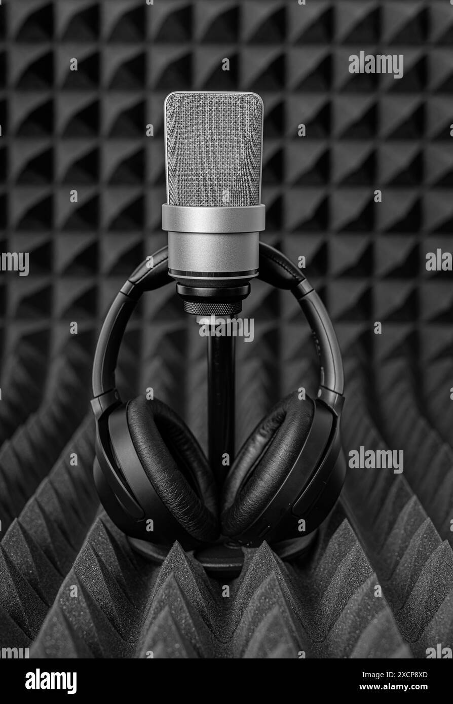 Headphones microphone sound recording Black and White Stock Photos ...