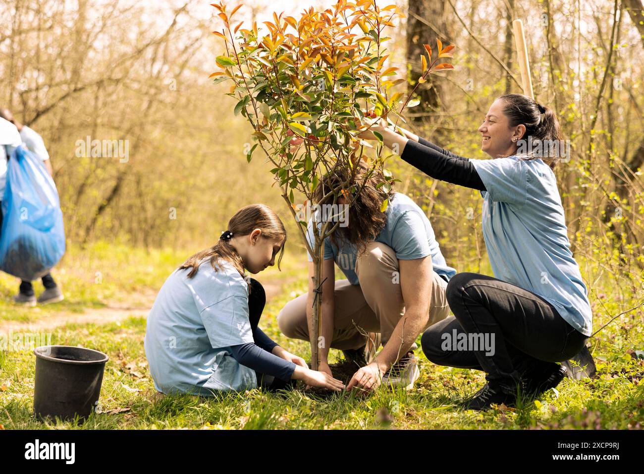 Group of volunteers planting a tree hi-res stock photography and images ...