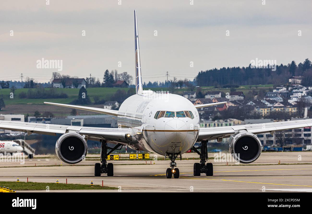 A United Airlines Boeing 767-424(ER) taxies to the runway at Zurich ...
