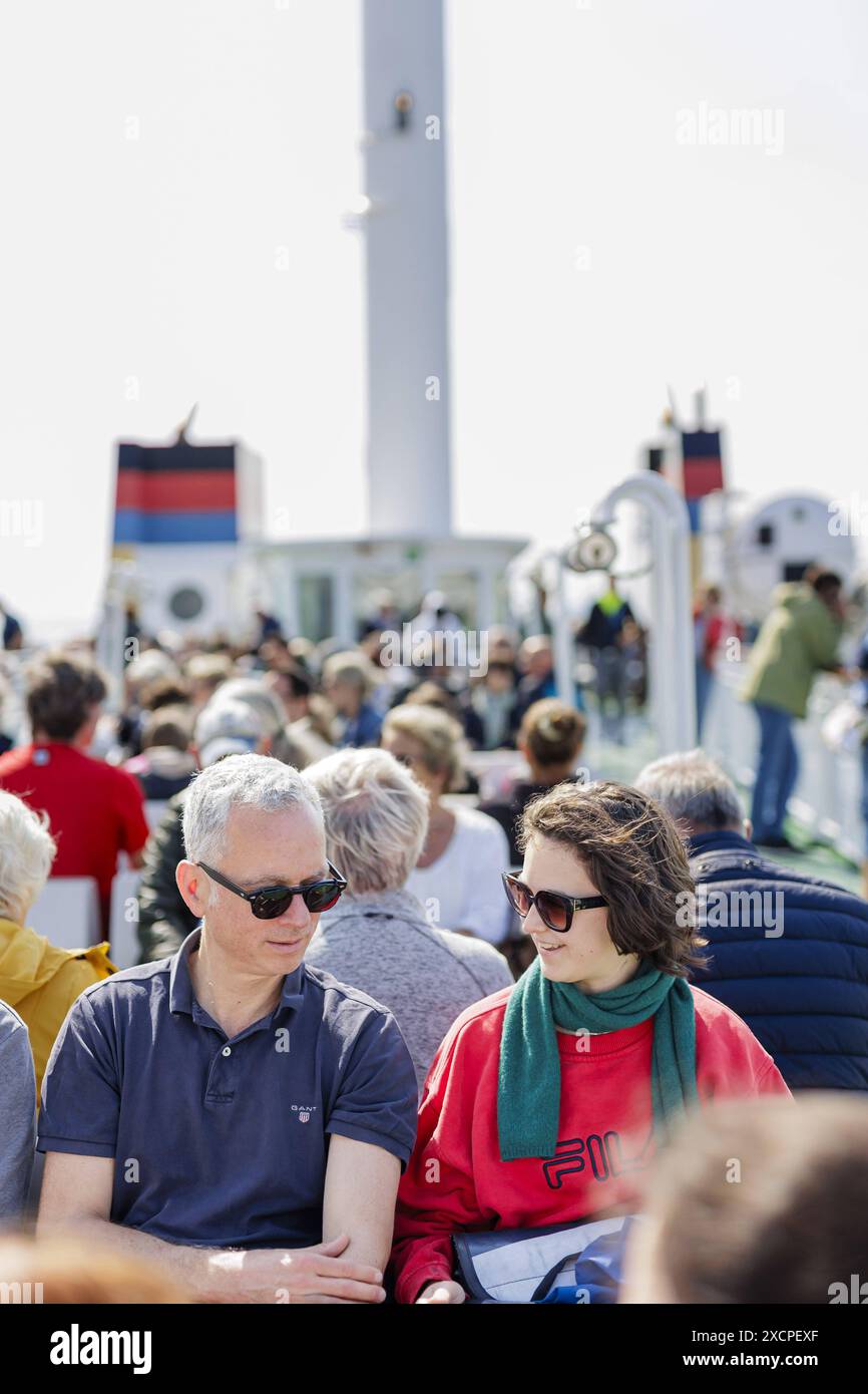 Touristen auf der Faehre Muensterland der Reederei AG Ems,bei der ...