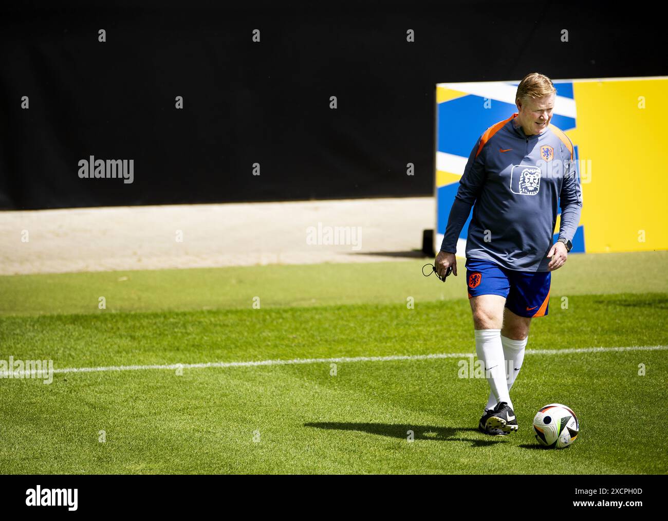 WOLFSBURG - National coach Ronald Koeman during a training session of ...