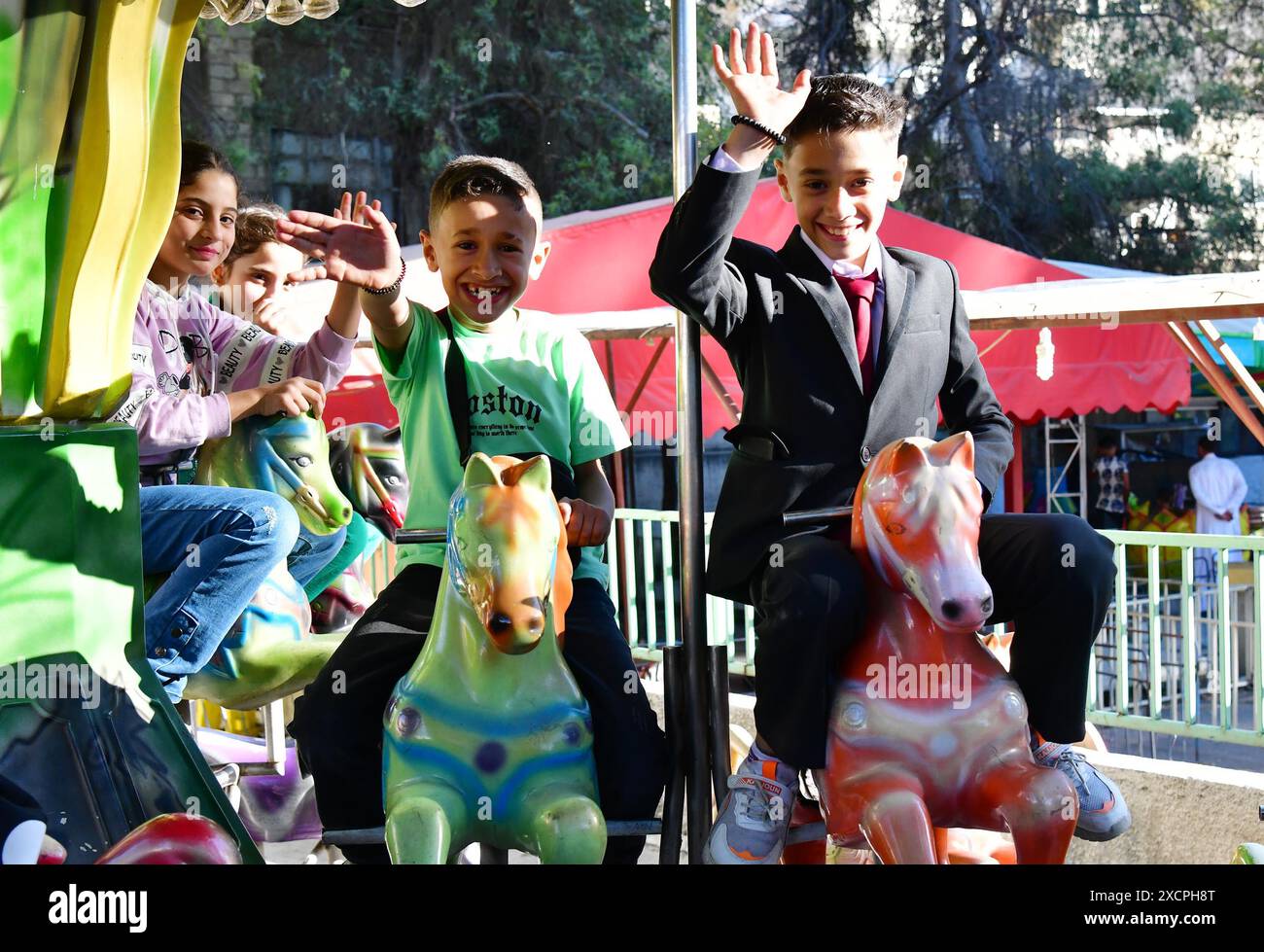 (240618) -- DAMASCUS, June 18, 2024 (Xinhua) -- Kids have fun at a ...