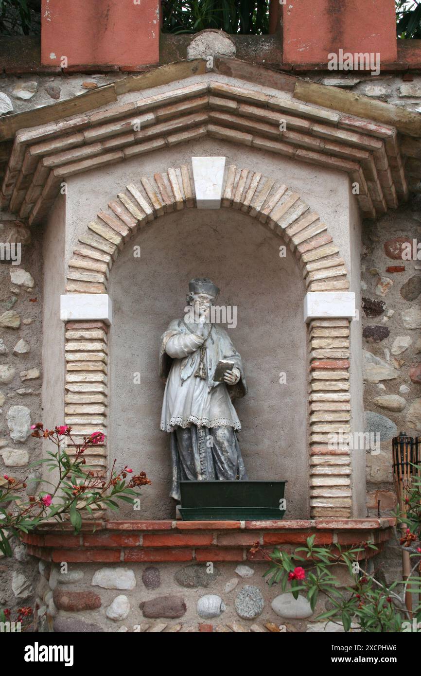 Statue in alcove on wall hi-res stock photography and images - Alamy