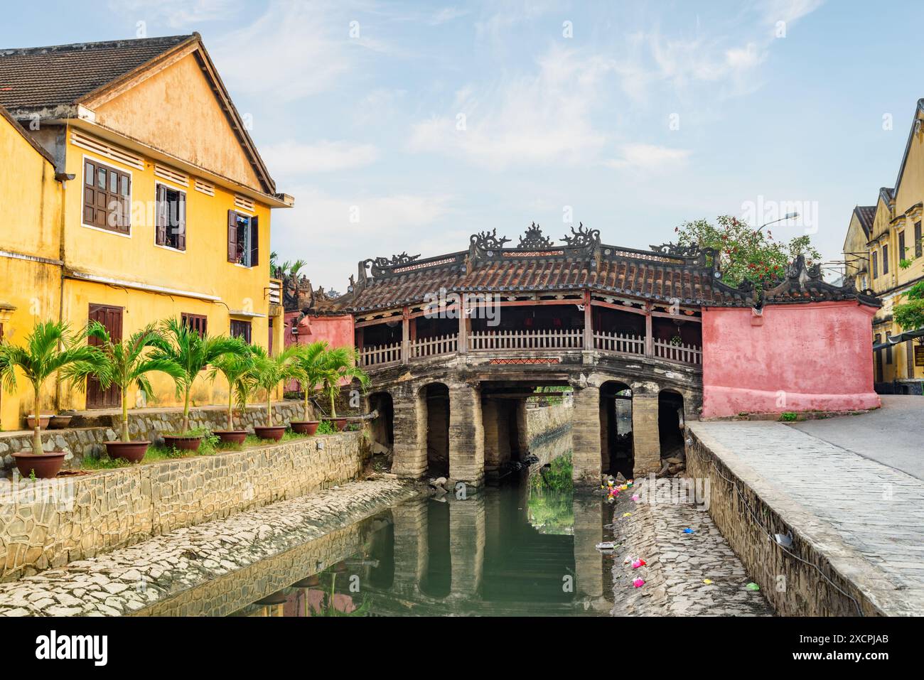 Awesome view of the Japanese Covered Bridge (Cau Chua Pagoda, Cau Nhat ...