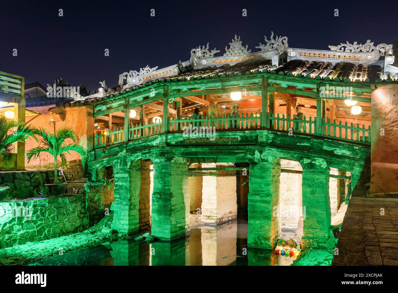 Awesome night view of the Japanese Covered Bridge (Cau Chua Pagoda, Cau ...