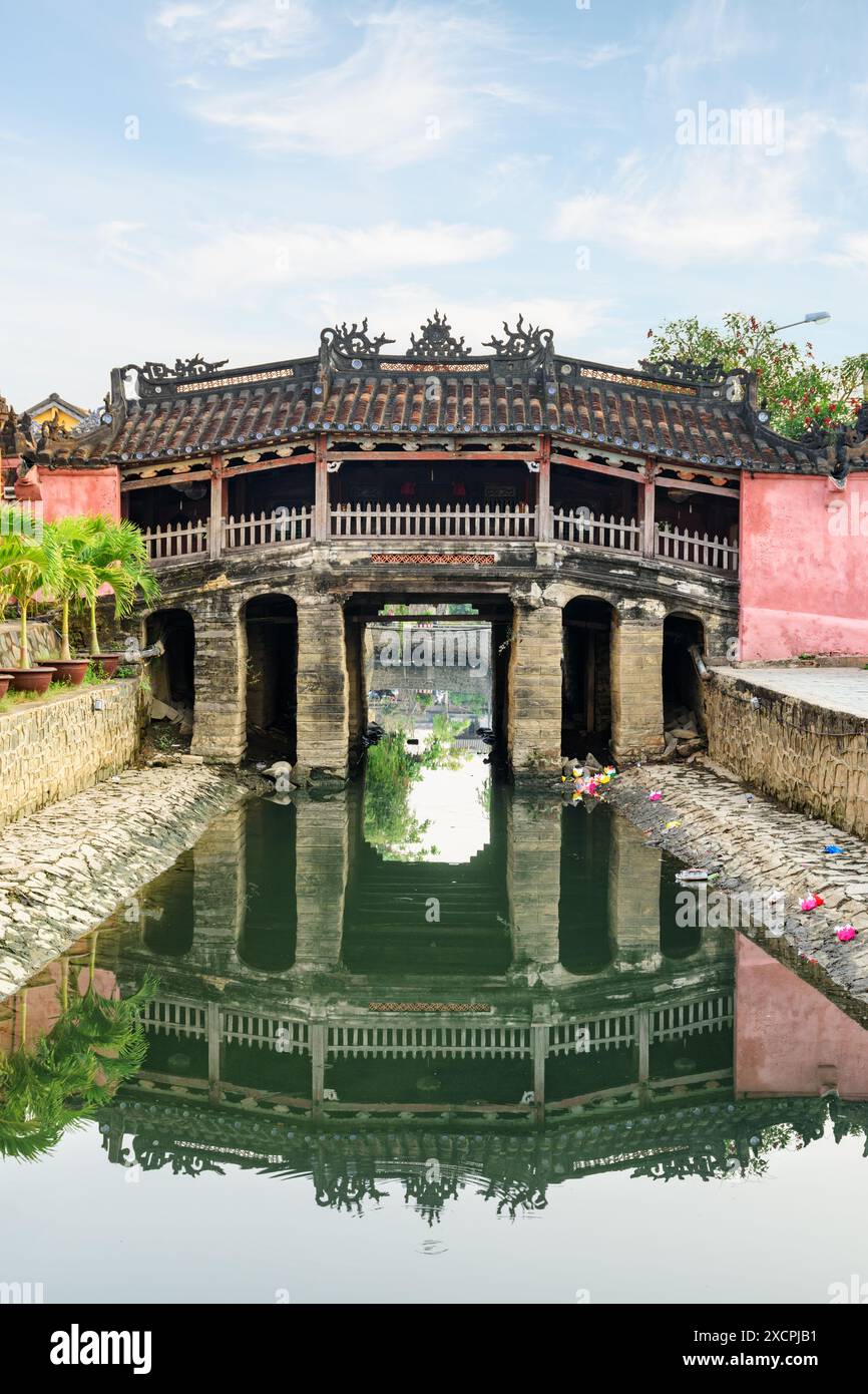Awesome view of the Japanese Covered Bridge (Cau Chua Pagoda, Cau Nhat ...