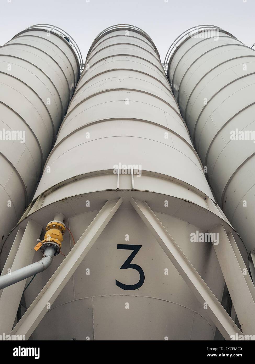 Vertical pipe hi-res stock photography and images - Alamy
