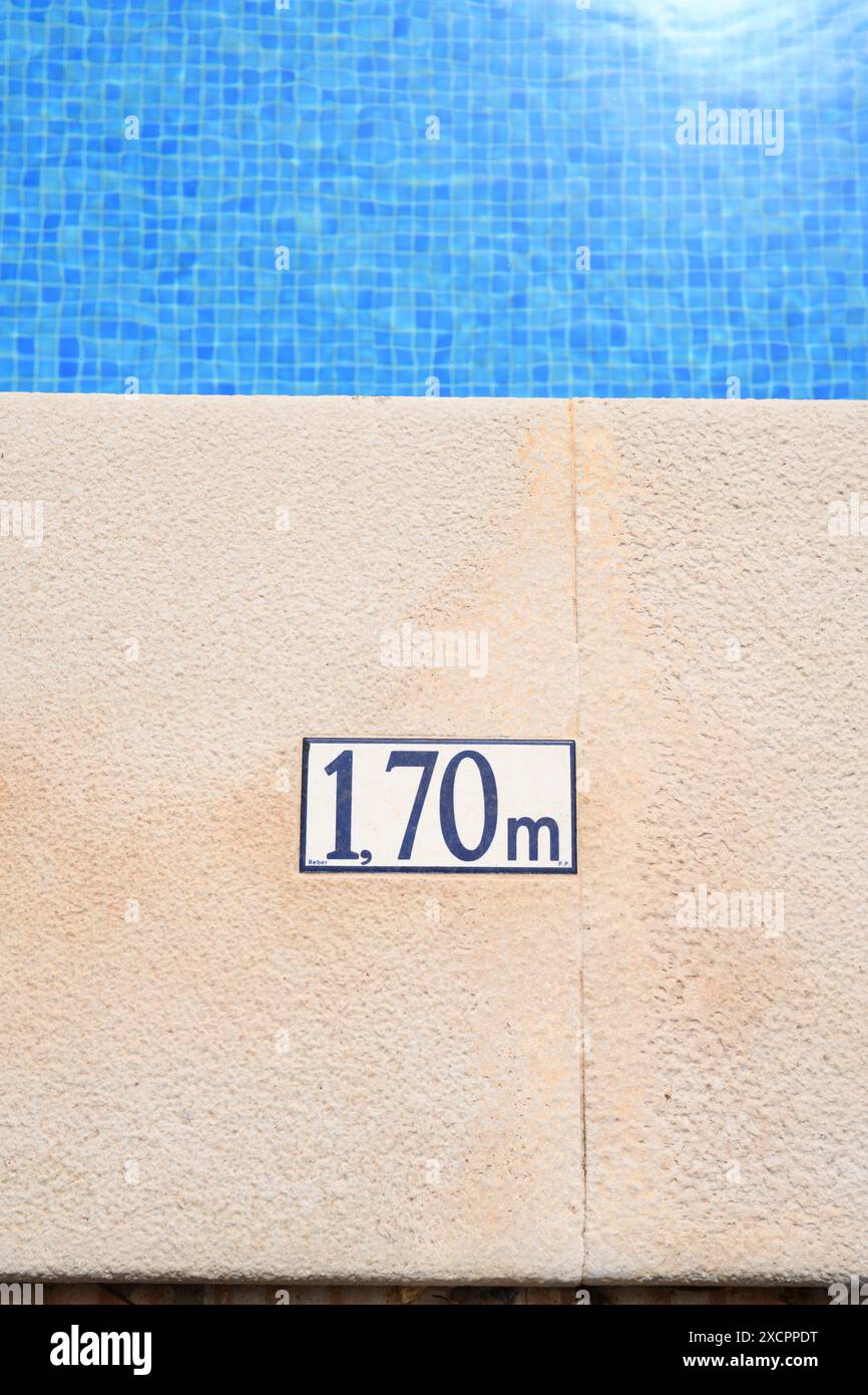 Pool depth sign hi-res stock photography and images - Alamy