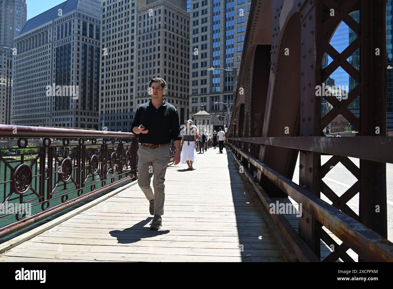 Pedestrians chicago usa pedestrian hi-res stock photography and images ...
