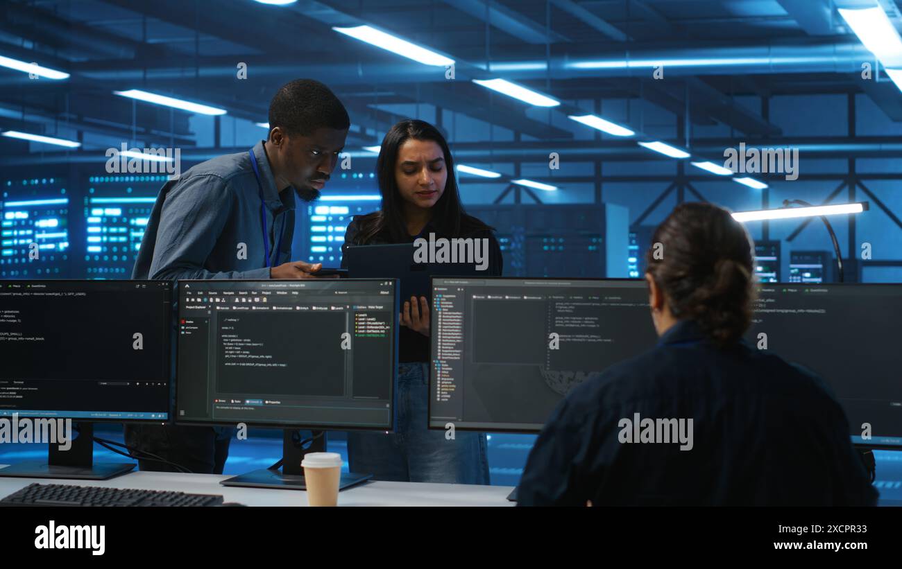 Supervisor overseeing employees hi-res stock photography and images - Alamy