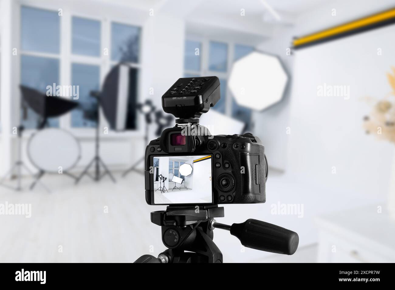 Tripod flash softbox in hi-res stock photography and images - Alamy