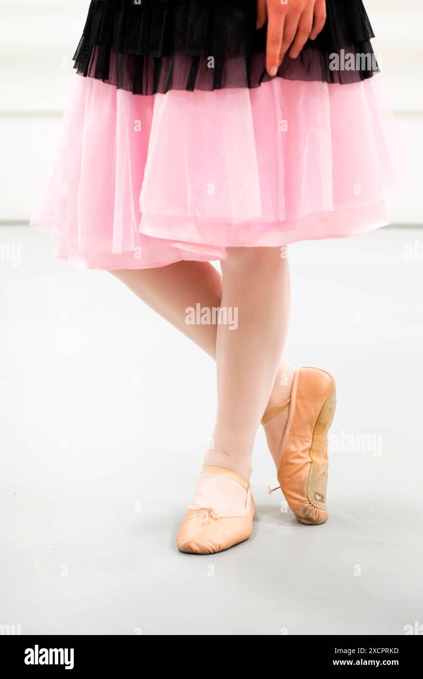 Teenage Classical Ballet Dancer Leggs & Feet with Spitzen of a Teenage ...