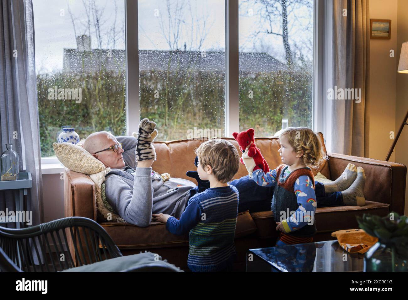 Grossvater oder alter Vater spielt mit Kindern, Oostkapelle, 22.01.2024 ...