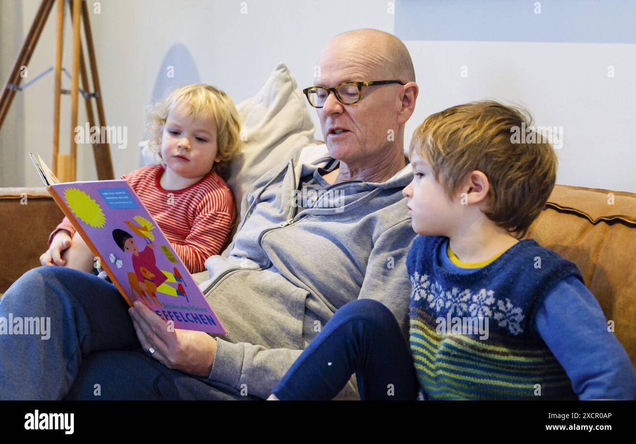 Grossvater oder alter Vater spielt mit Kindern, Oostkapelle, 21.01.2024 ...