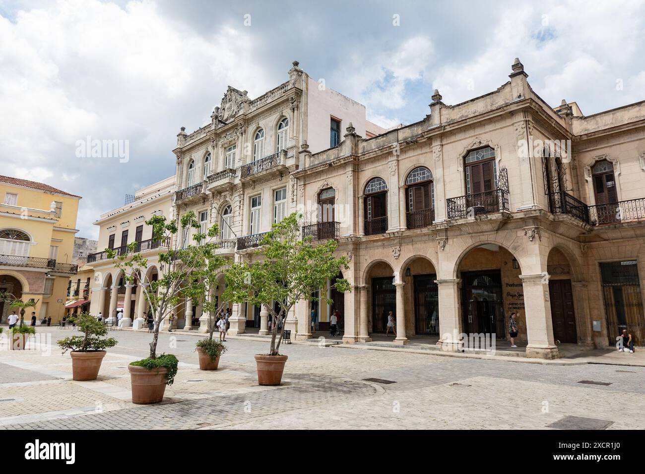 HAVANA, CUBA - AUGUST 27, 2023: Old buildins, Primaria Angela Landa ...