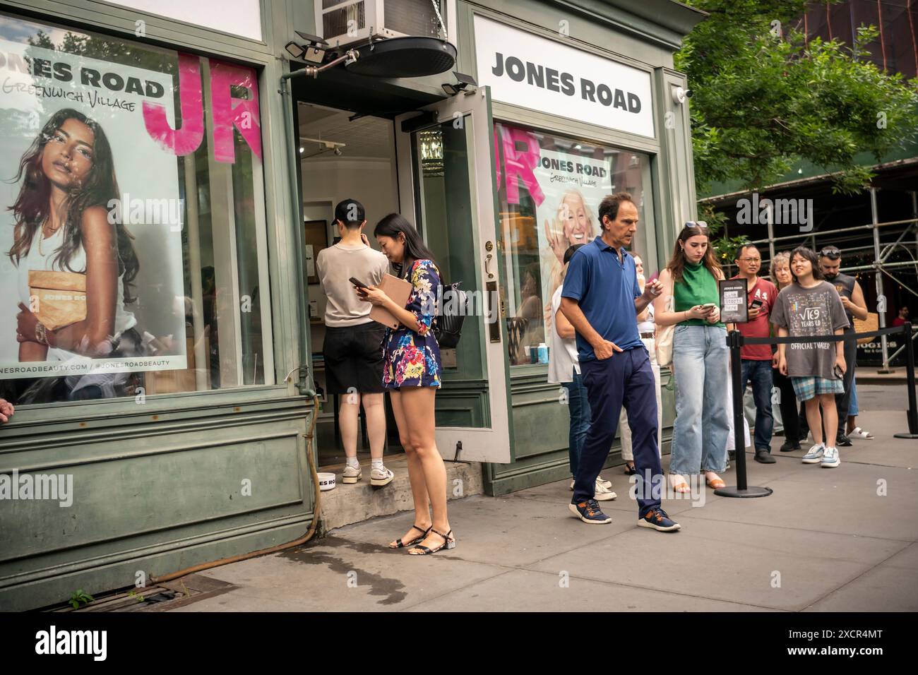 Beauty mavens flock to the grand opening of the Jones Road brand ...