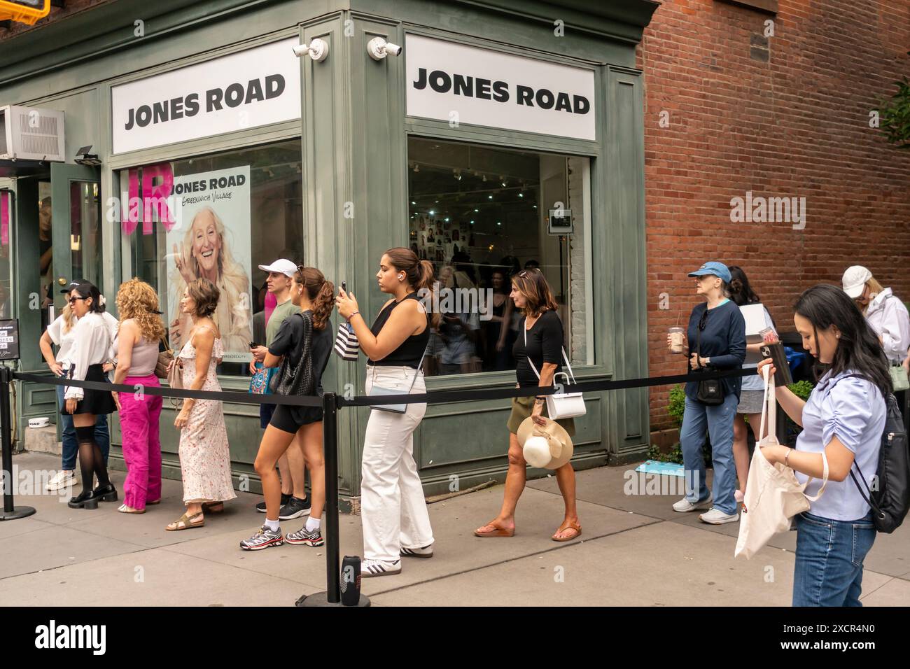 Beauty mavens flock to the grand opening of the Jones Road brand ...
