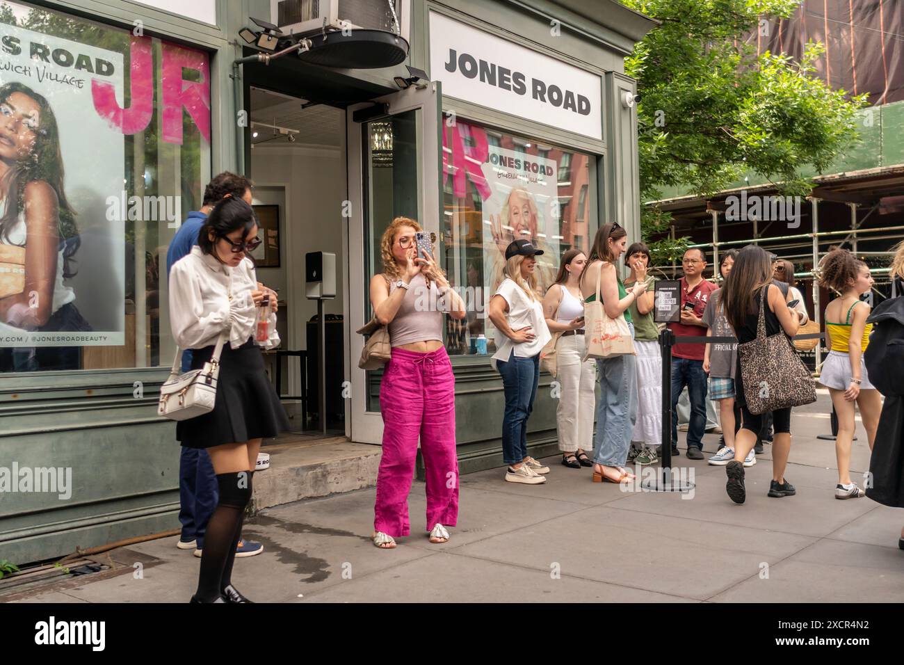 Beauty mavens flock to the grand opening of the Jones Road brand ...