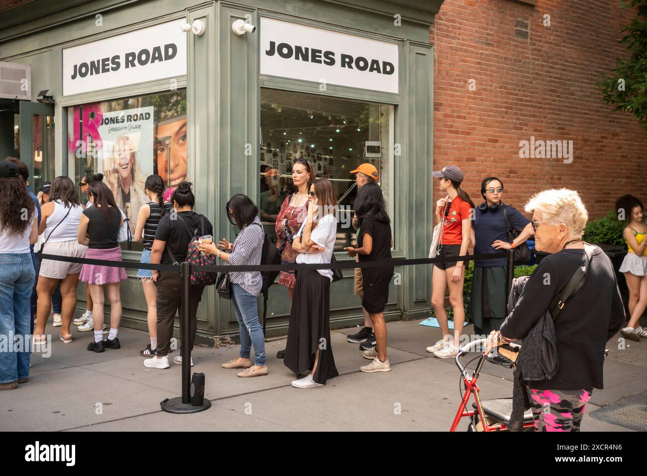 Beauty mavens flock to the grand opening of the Jones Road brand ...