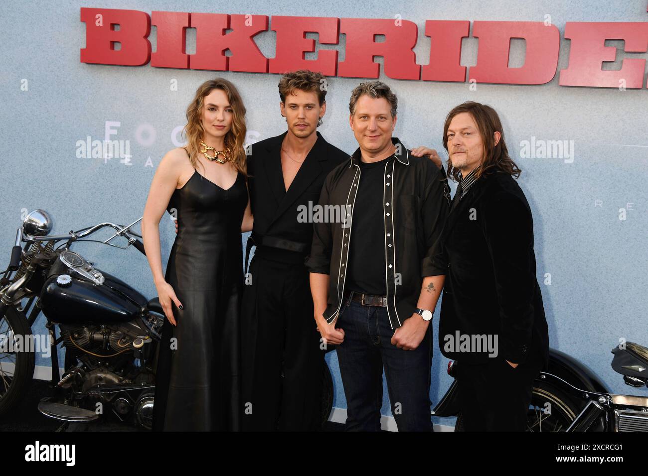 HOLLYWOOD, CALIFORNIA - JUNE 17: (L-R) Jodie Comer, Austin Butler, Jeff ...