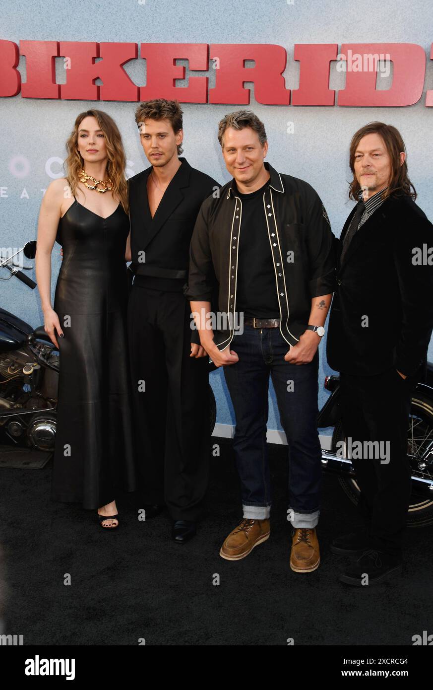 HOLLYWOOD, CALIFORNIA - JUNE 17: (L-R) Jodie Comer, Austin Butler, Jeff ...