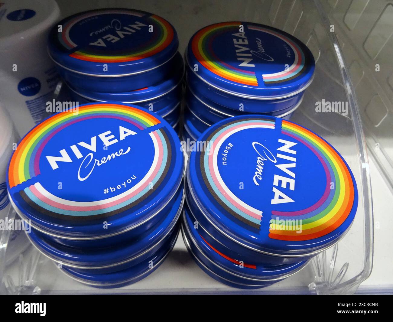 Anton Geisser 18.06.2024 LU. Schweiz. Bild : Nivea Creme in Regenbogen ...