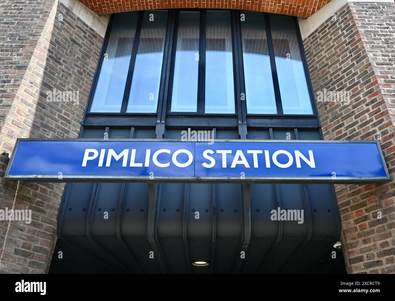 Pimlico station sign hi-res stock photography and images - Alamy