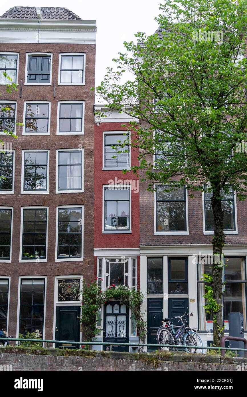 Narrow house facade hi-res stock photography and images - Alamy