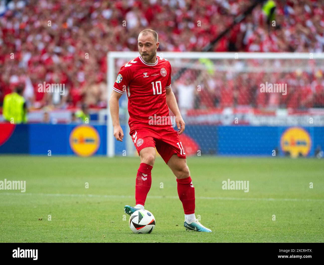 Christian Eriksen (Daenemark, #10) am Ball, GER, Slovenia (SVN) vs ...