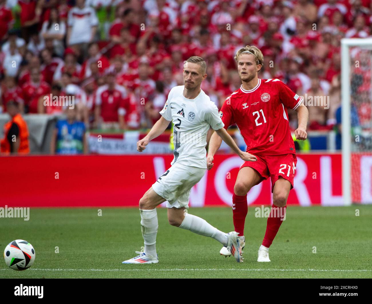 Zan Karnicnik (Slowenien, #02) im Zweikampf mit Morten Blom Due ...