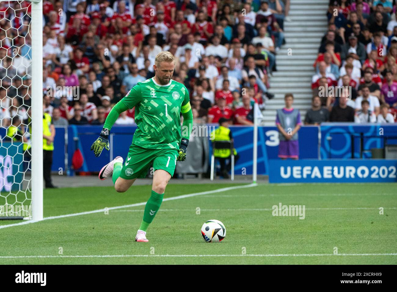 Kasper Schmeichel (Daenemark, #01) am Ball, GER, Slovenia (SVN) vs ...