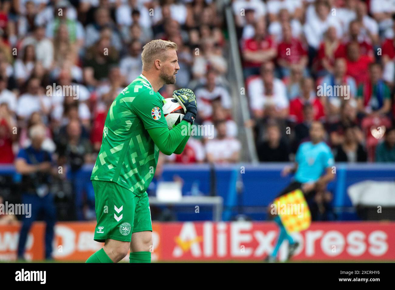 Kasper Schmeichel (Daenemark, #01) am Ball, GER, Slovenia (SVN) vs ...