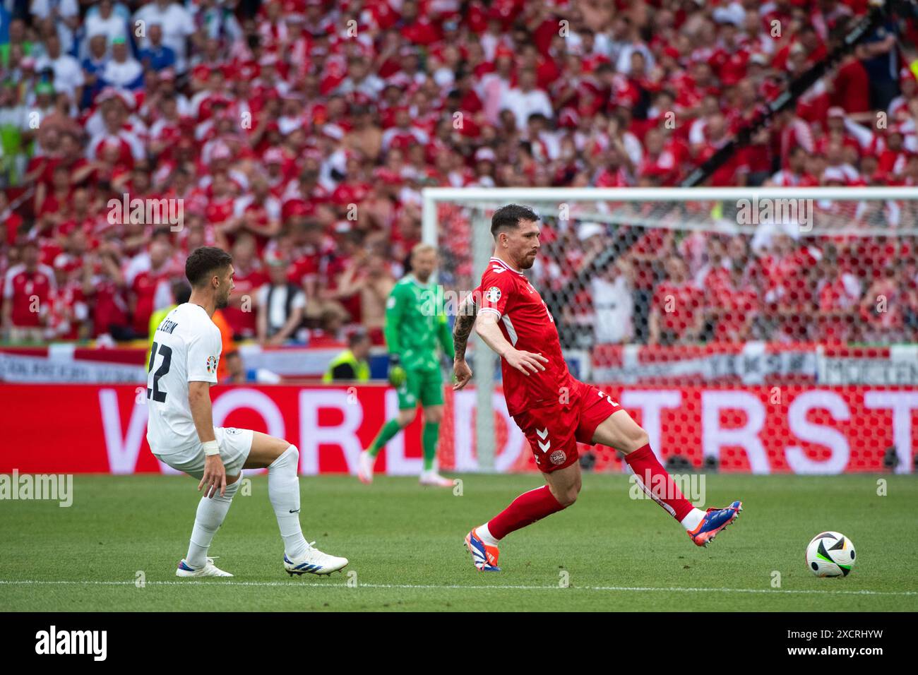 Pierre-Emile Hojbjerg (Daenemark, #23) im Zweikampf mit Adam Gnezda Cerin (Slowenien, #22), GER ...