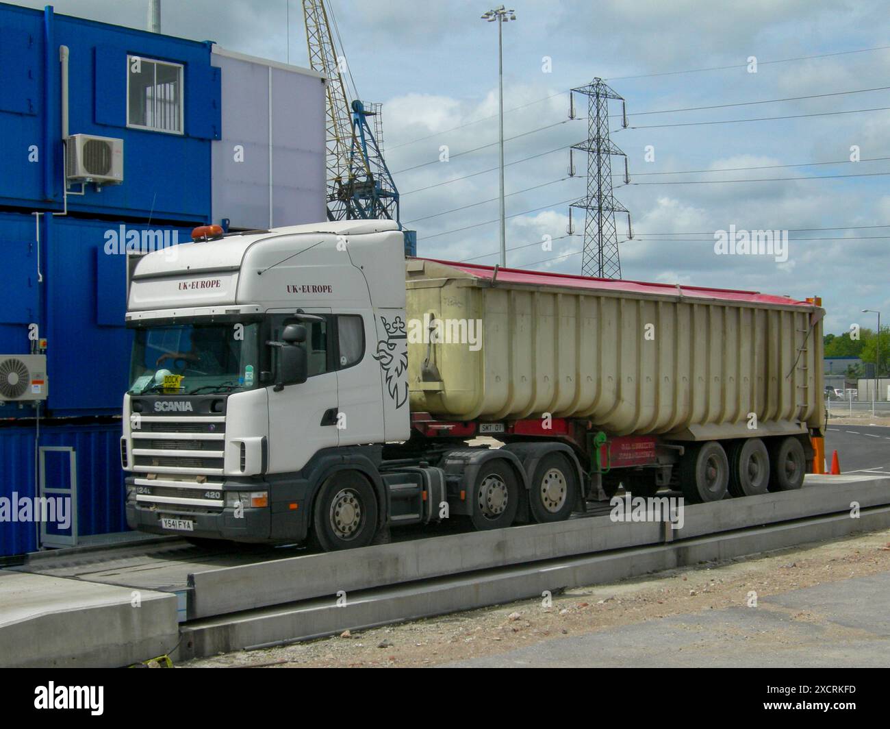 Truck on a weighbridge Stock Photo - Alamy