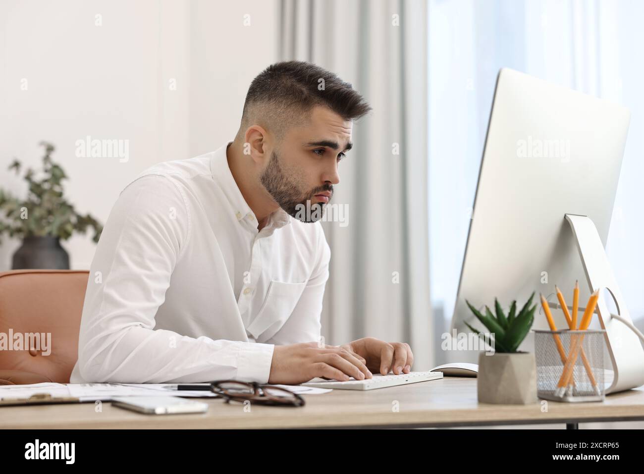 Correct posture office desk hi-res stock photography and images - Alamy