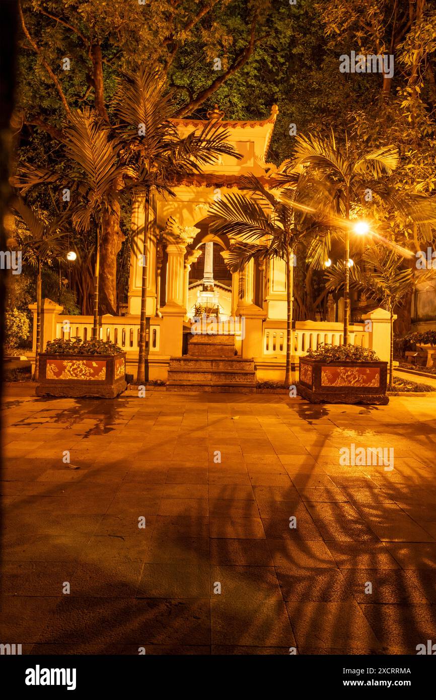 Alluring night view of King Le Thai To's Temple, Sword Lake entrance ...