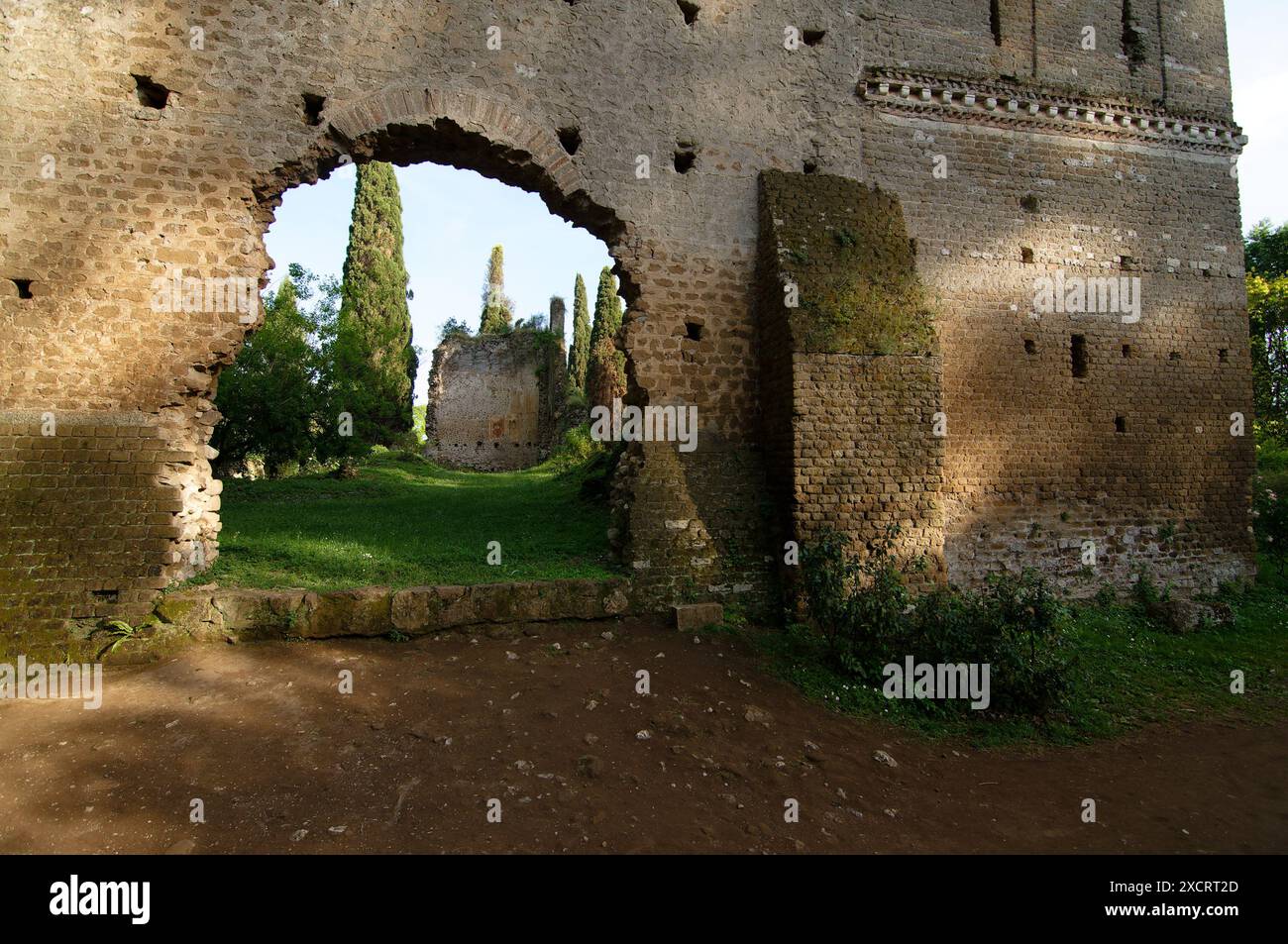 Medieval ruins garden ninfa hi-res stock photography and images - Alamy