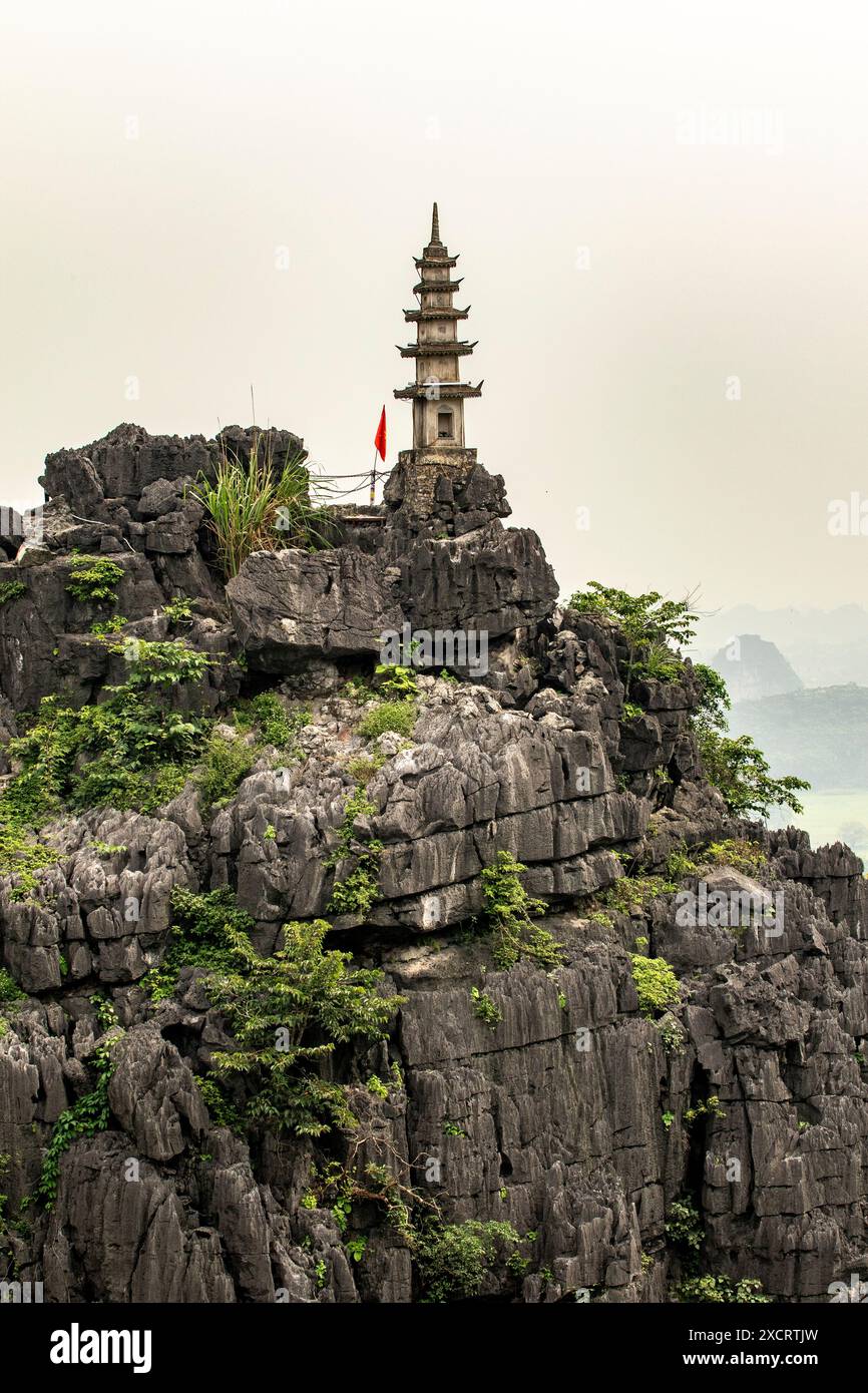 Spectacular view Ninh Bình, Vietnam, from the 500 step Lying Dragon ...