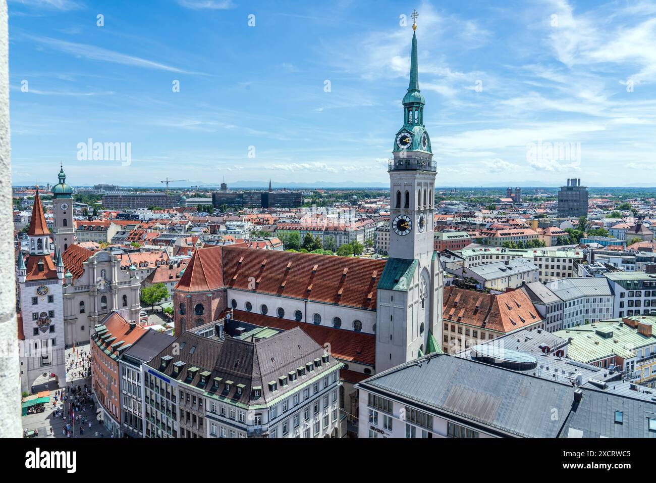 Münchner Altstadt mit Altem Peter an einem sommerlichen Tag, Blick bis ...